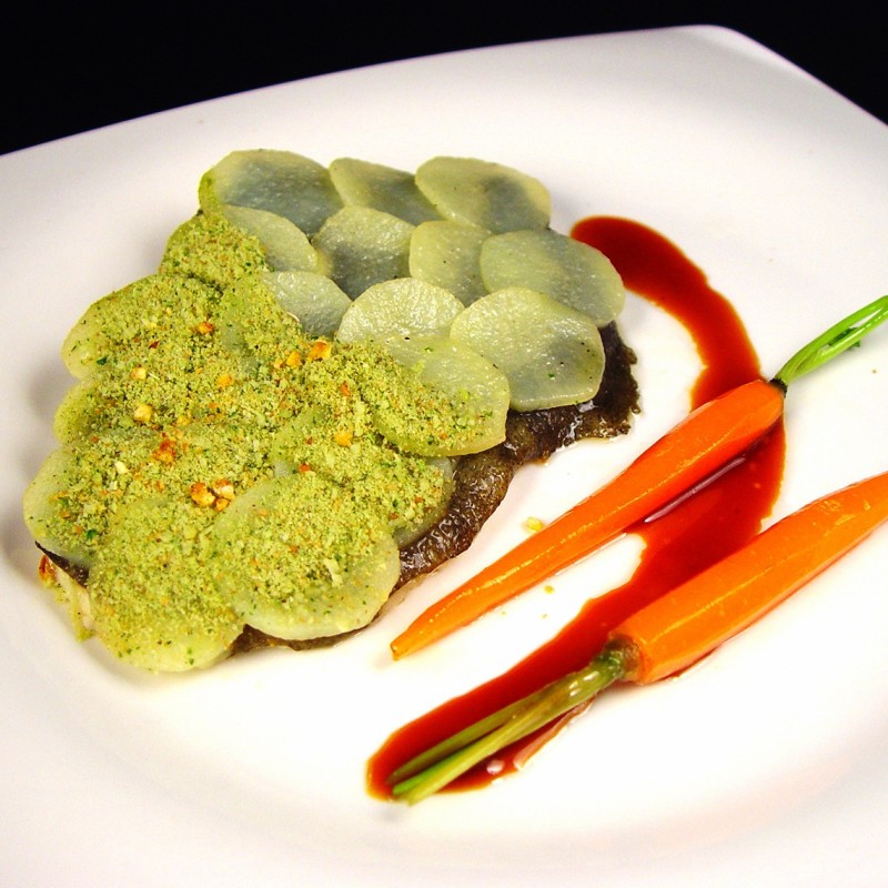 Pregado com escamas de batata e “panada” verde