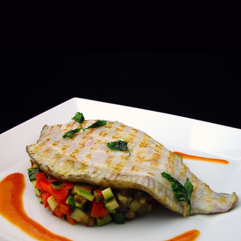 Pregado com ratatouille e tomate frito
